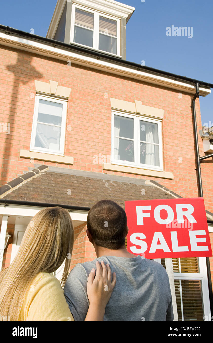 House sale hi-res stock photography and images - Alamy