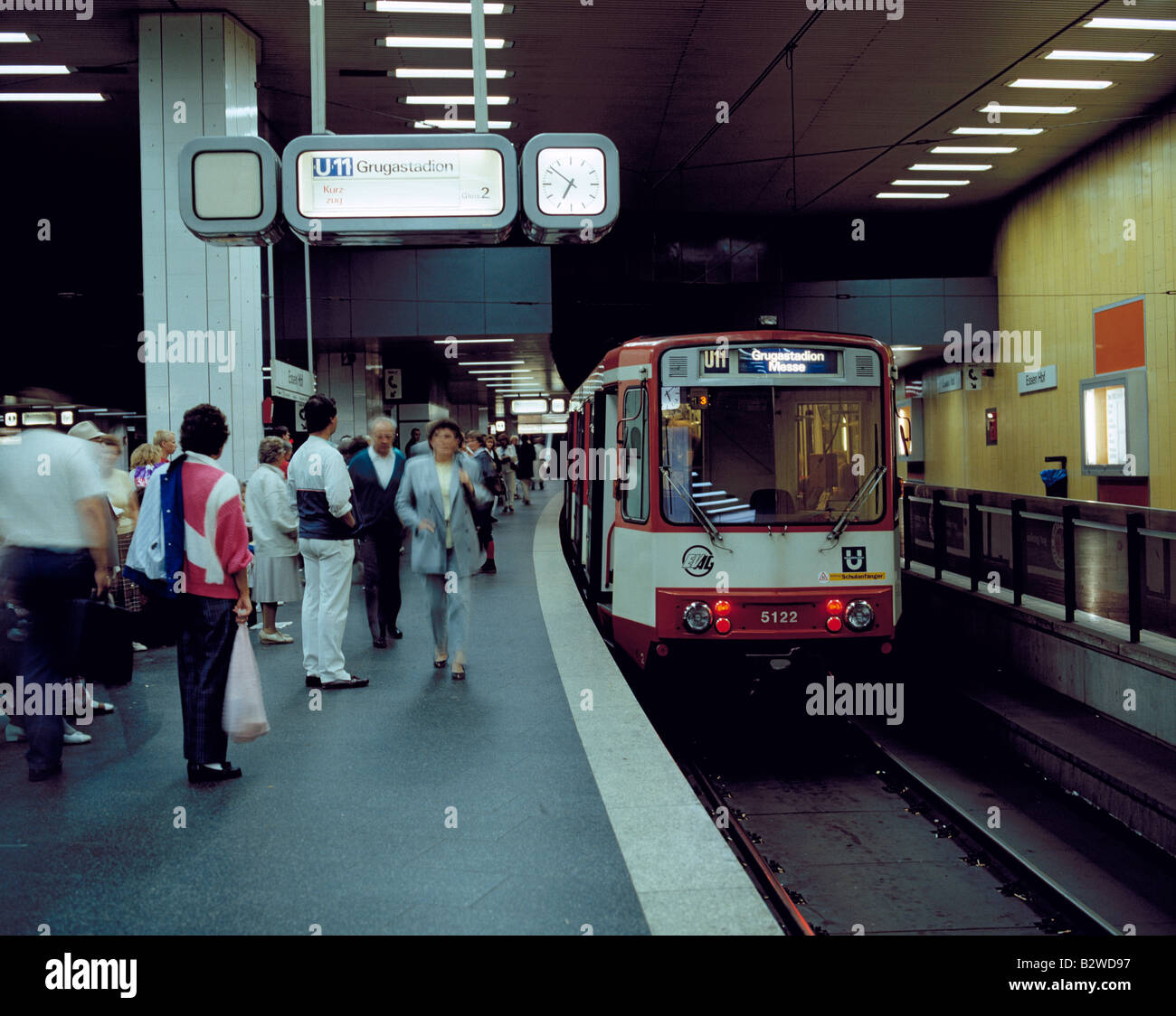 U-Bahn, Haltestelle, Nahverkehr, Essen, Ruhrgebiet, NRW Stock Photo - Alamy
