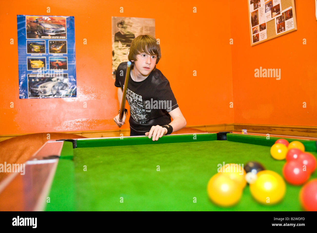 boy playing pool Stock Photo - Alamy