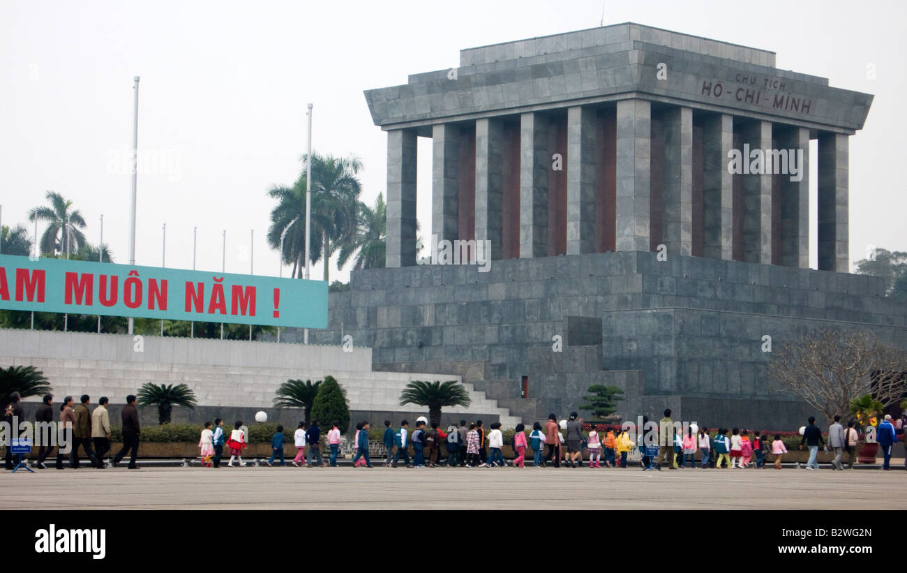 Long line of visitors queues to file through the Ho Chi Minh mausoleum ...