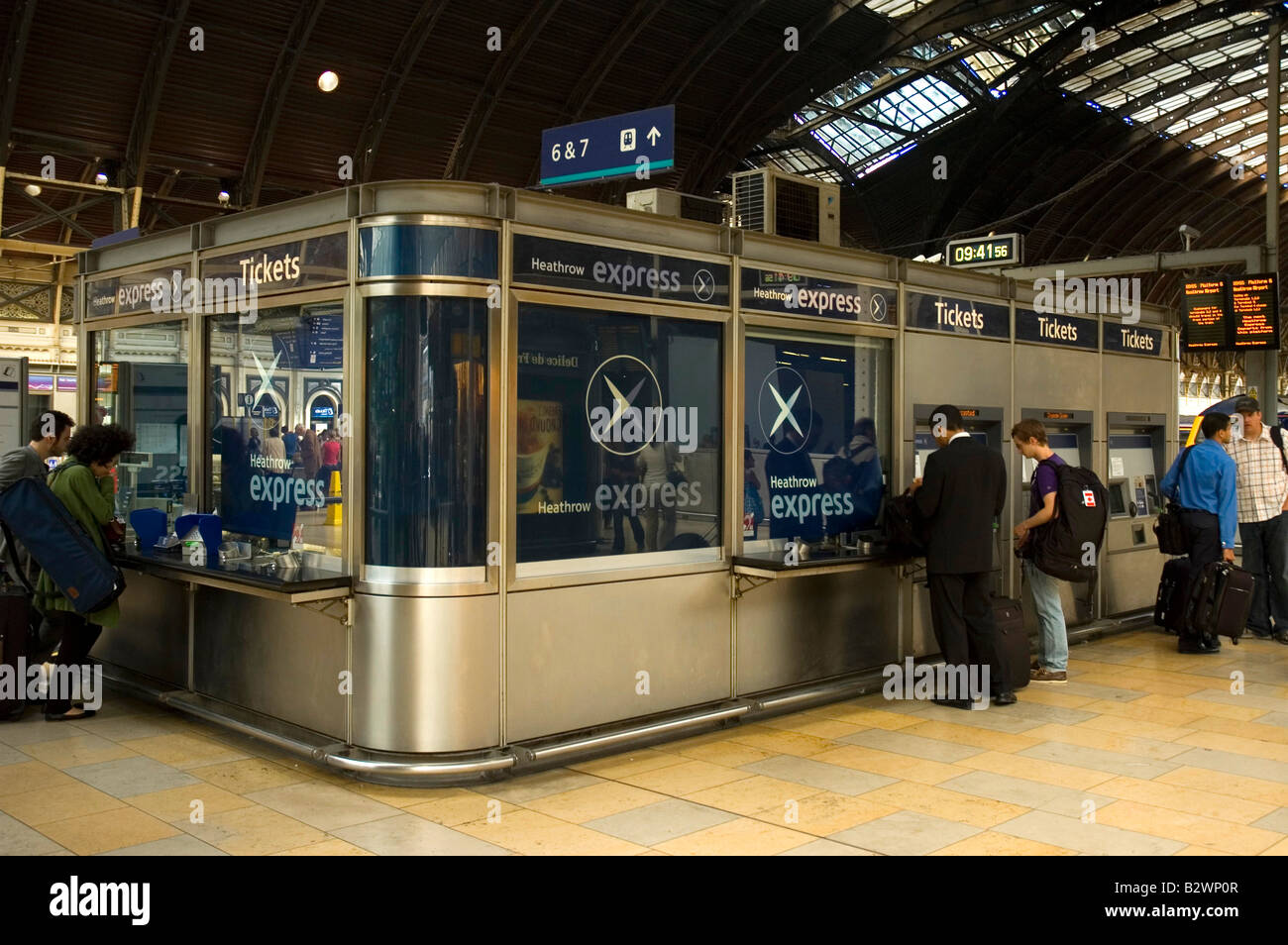 Heathrow Express train at Paddington station, London, UK Stock Photo ...