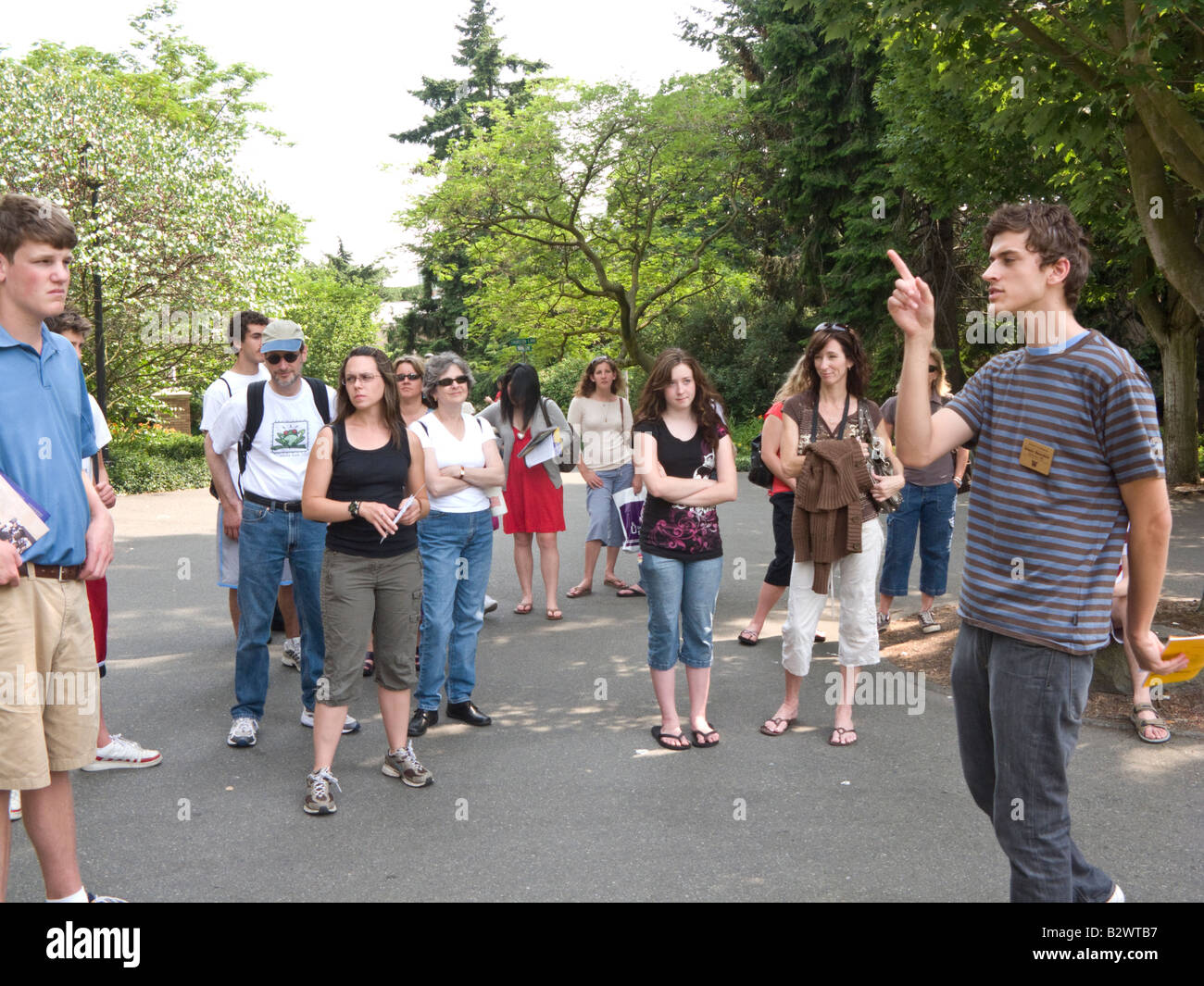 parents and prospective students on student-led admissions office tour ...