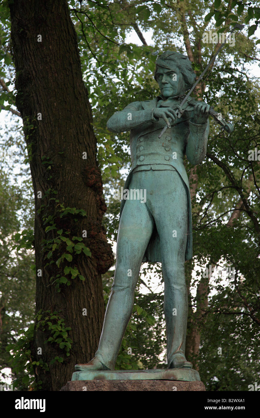Norway Bergen statue of violinist Ole Bull Stock Photo - Alamy
