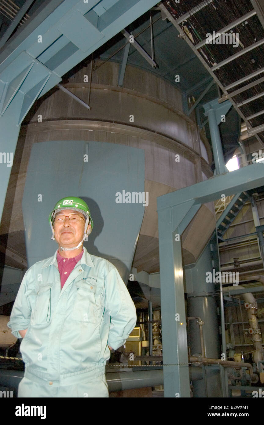 Factory worker paper recycling Stock Photo - Alamy