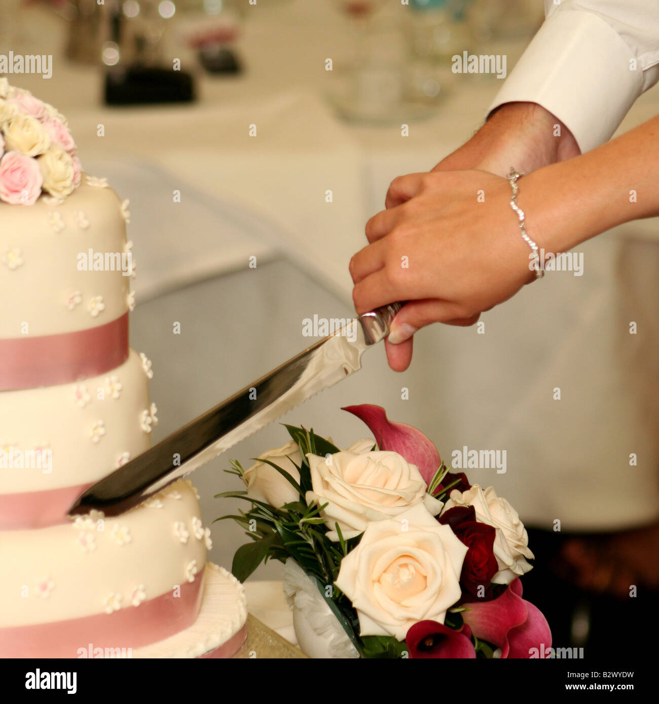 Zoom wedding cake hi-res stock photography and images - Alamy