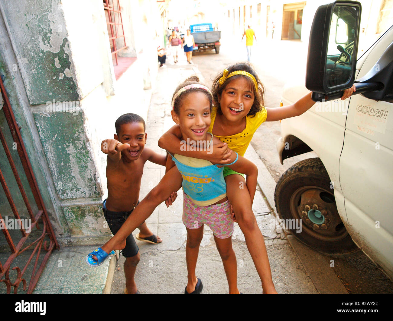 Children on the sidewalk hi-res stock photography and images - Alamy