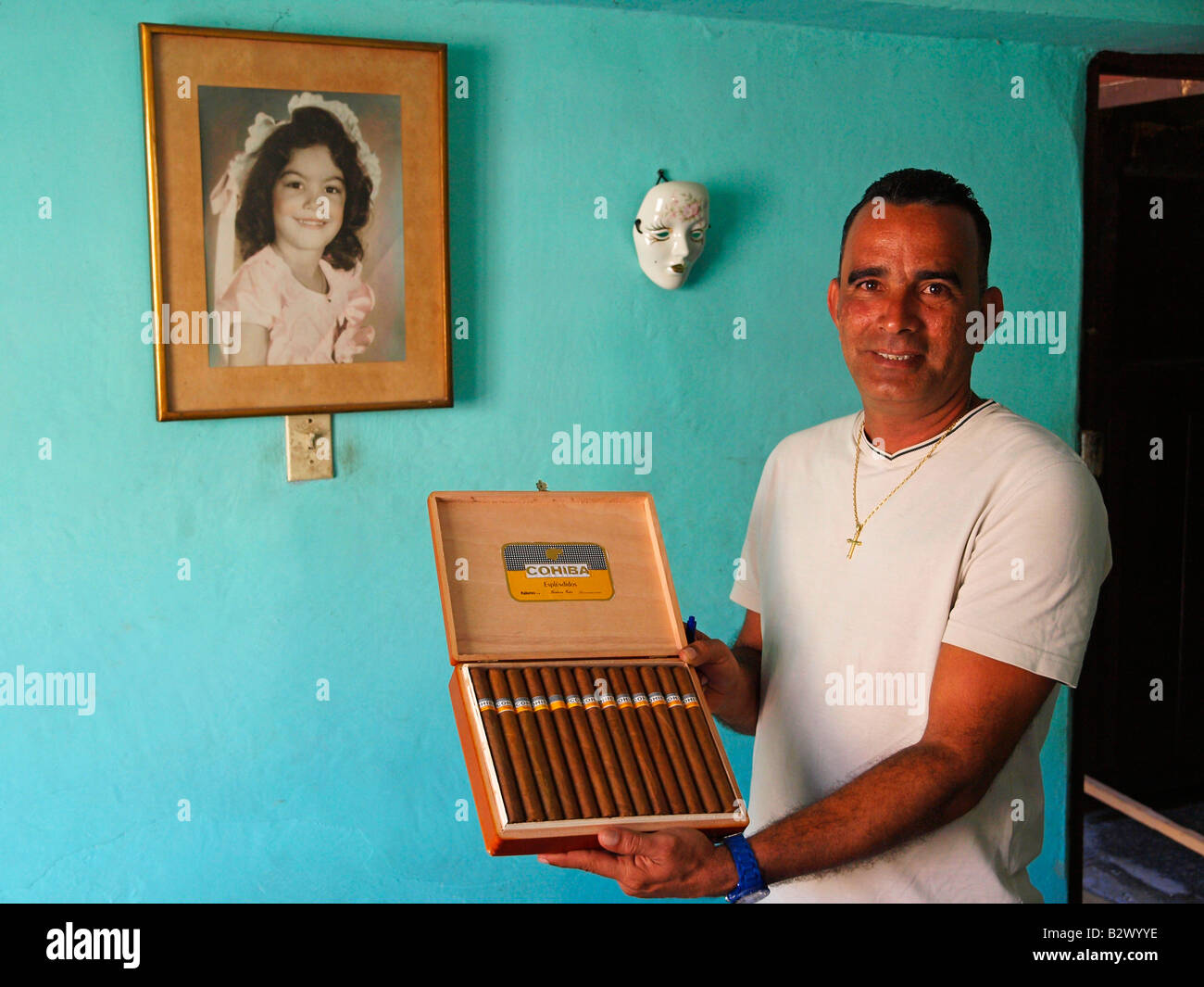 Cuban man selling cigars hi-res stock photography and images - Alamy