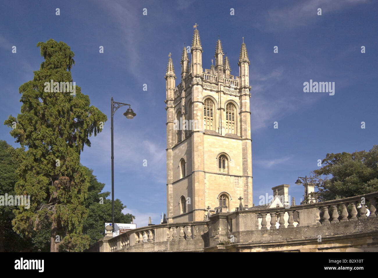 Magdalen college and magdalen bridge hi-res stock photography and ...