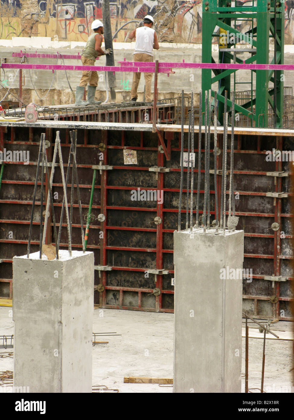 Vertical construction hi-res stock photography and images - Alamy