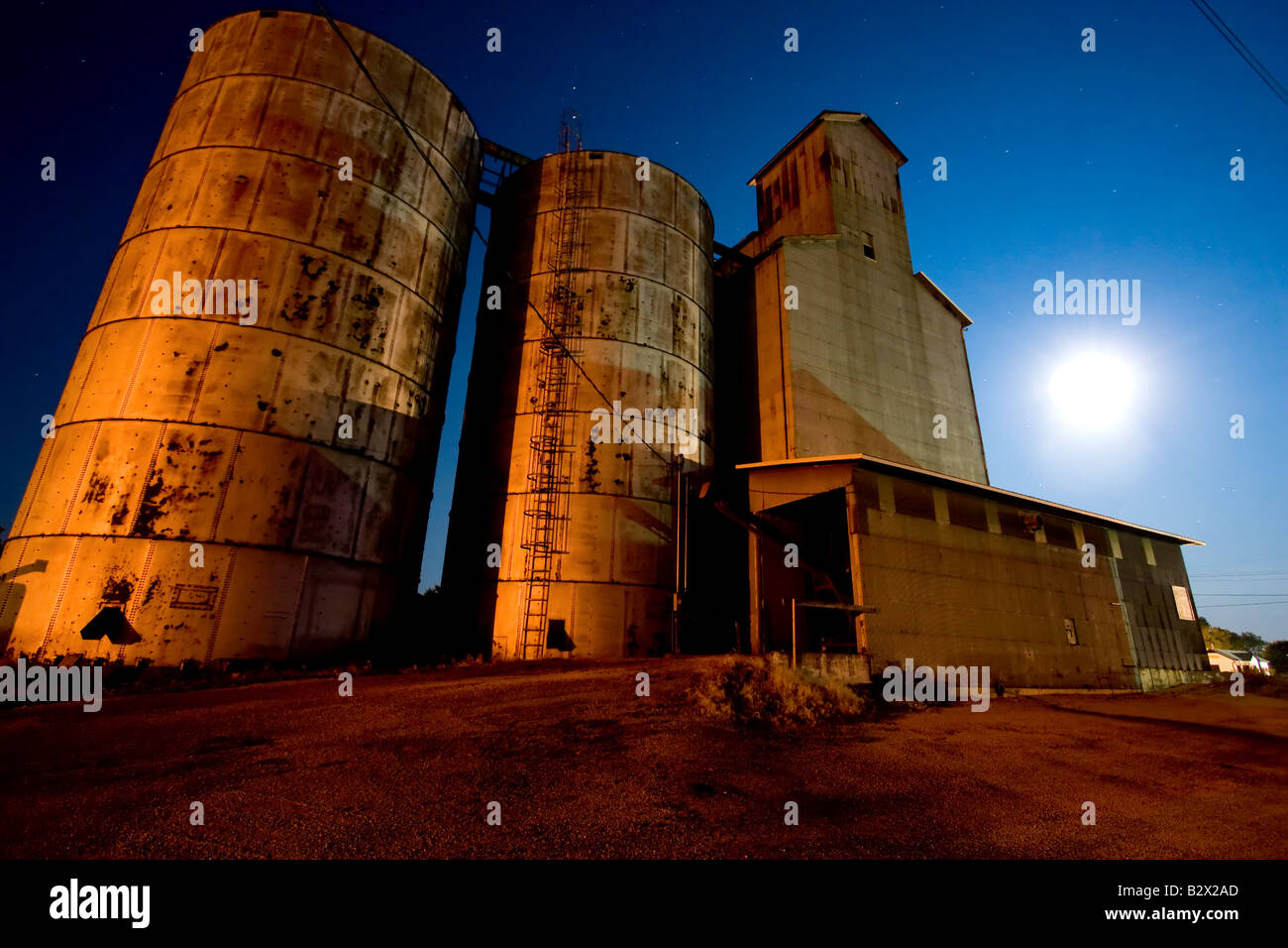 The small elevator in Ashkum, IL stands against a dark night sky Stock ...