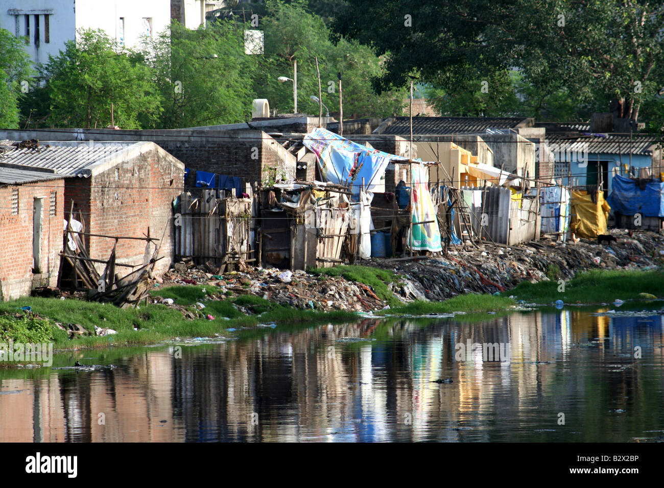 An indian riverside slum Stock Photo - Alamy