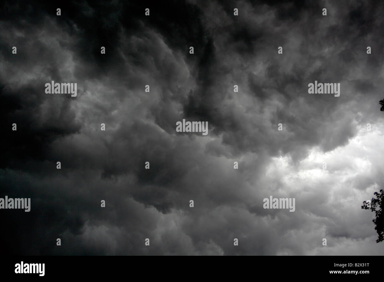 Active squall line thunderstorm clouds Stock Photo - Alamy