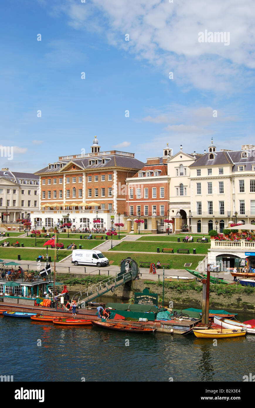 Richmond riverside boats hi-res stock photography and images - Alamy
