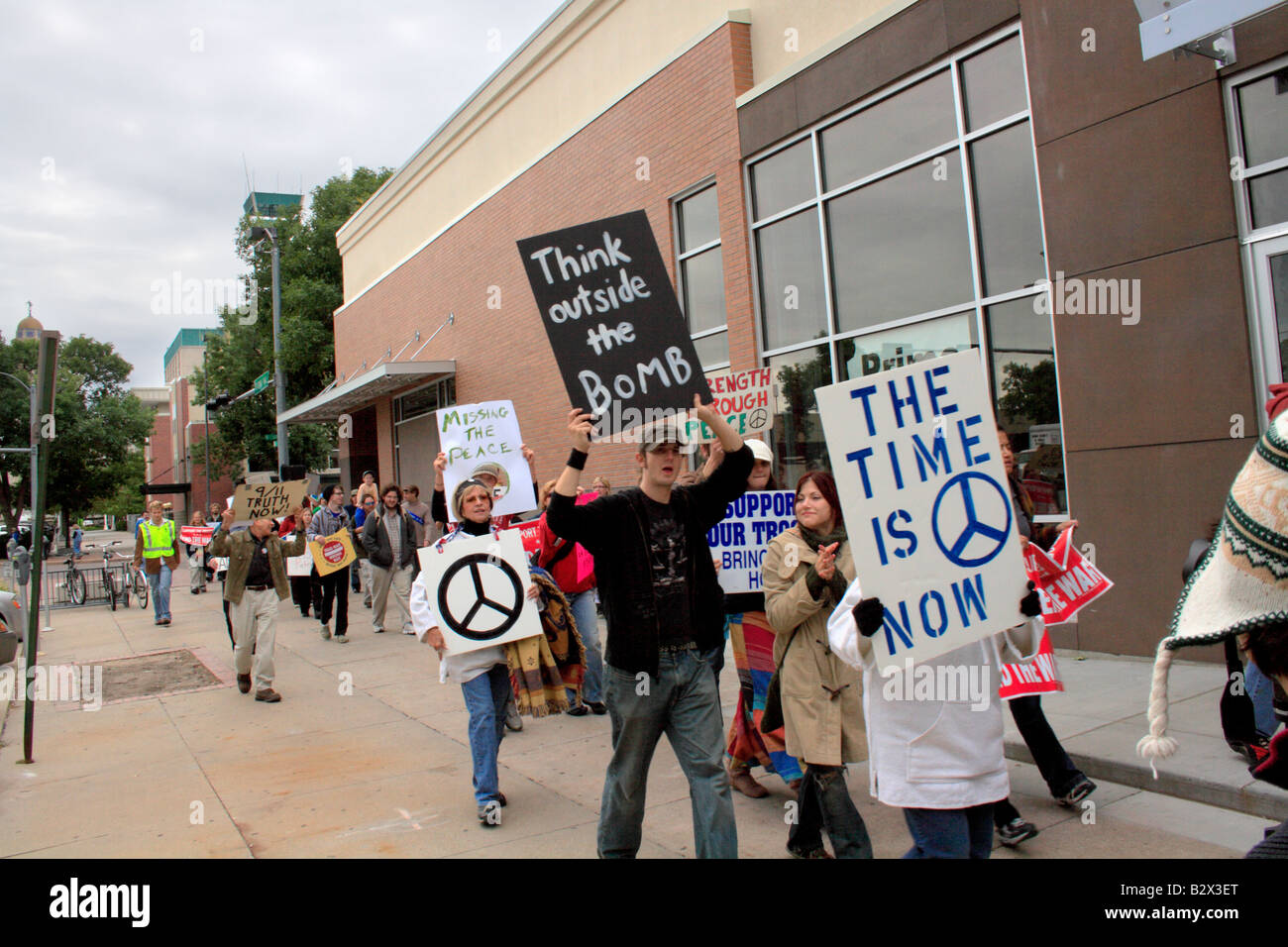 Protesters with signs hi-res stock photography and images - Alamy