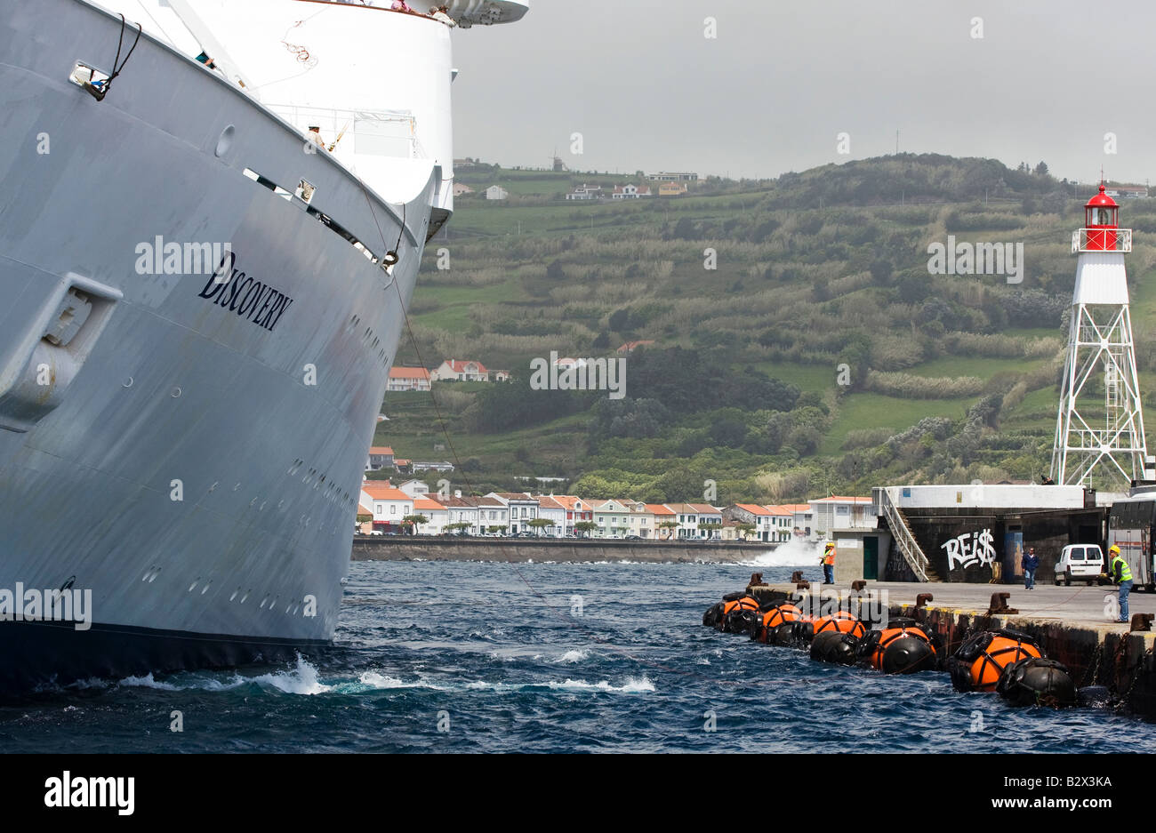 Line handlers hi-res stock photography and images - Alamy