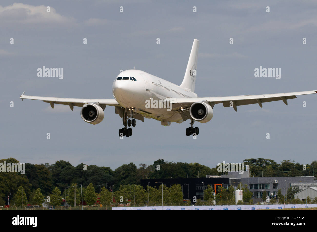 Airbus A310 EADS Air Refuelling tanker coming in to land Farnborough ...