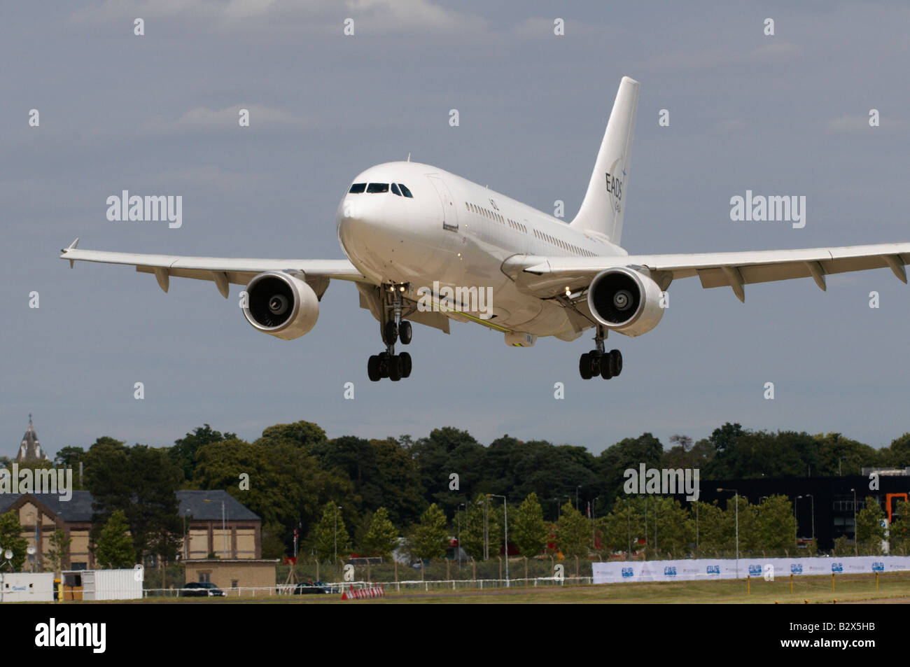 Airbus A310 EADS Air Refuelling tanker coming in to land Farnborough ...
