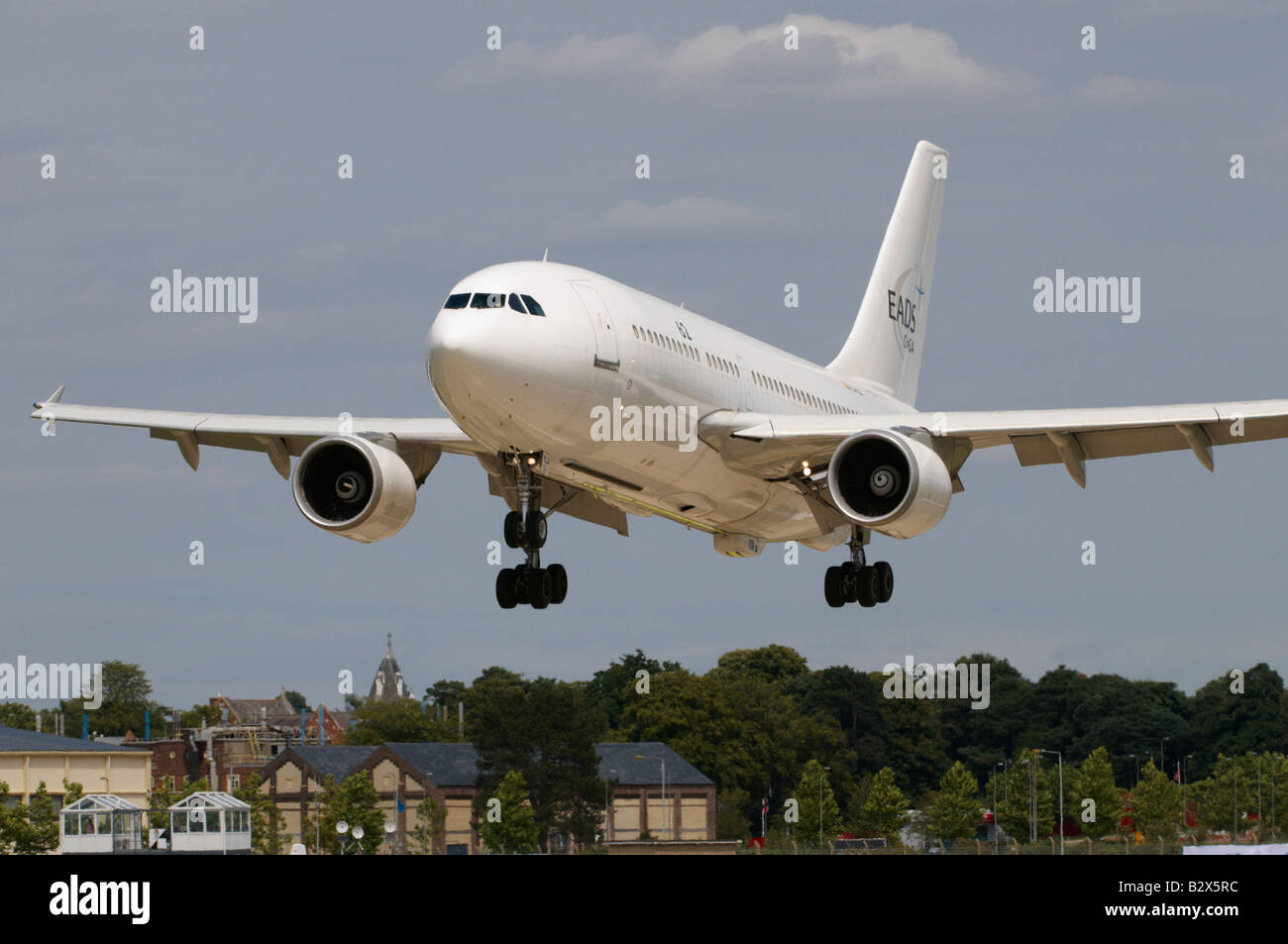 Airbus A310 EADS Air Refuelling tanker coming in to land Farnborough ...