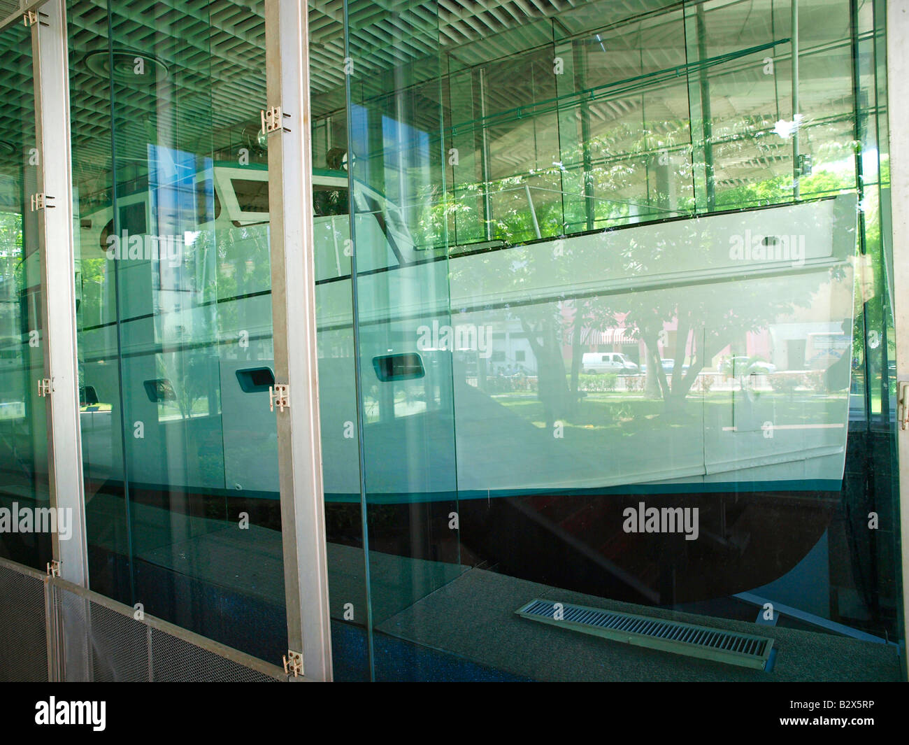 Havanna Vieja, old city, revolutionary museum, Granma Memorial, yacht ...