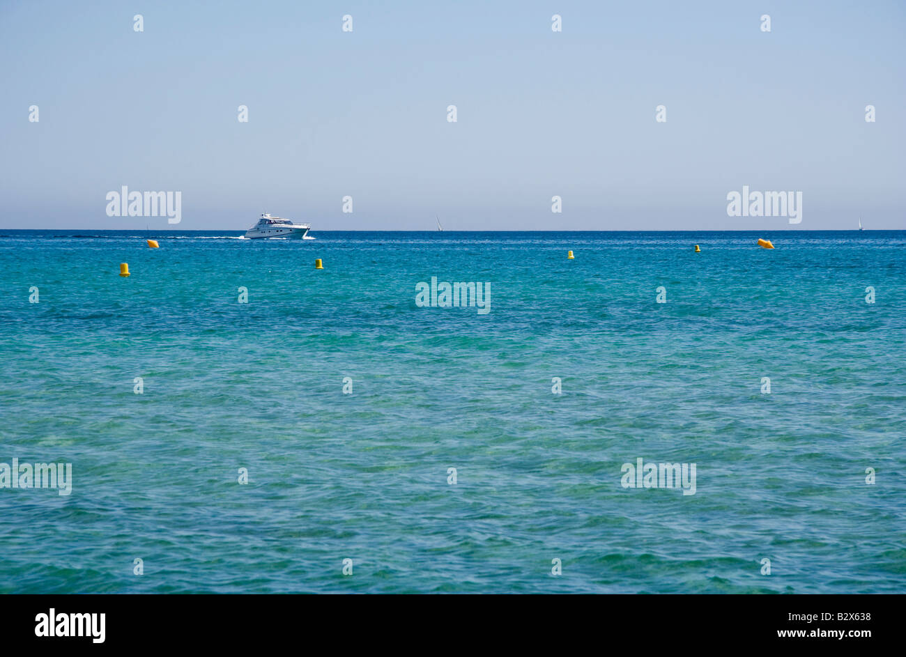 speedboat in action - gulf of saint tropez, french riviera ...