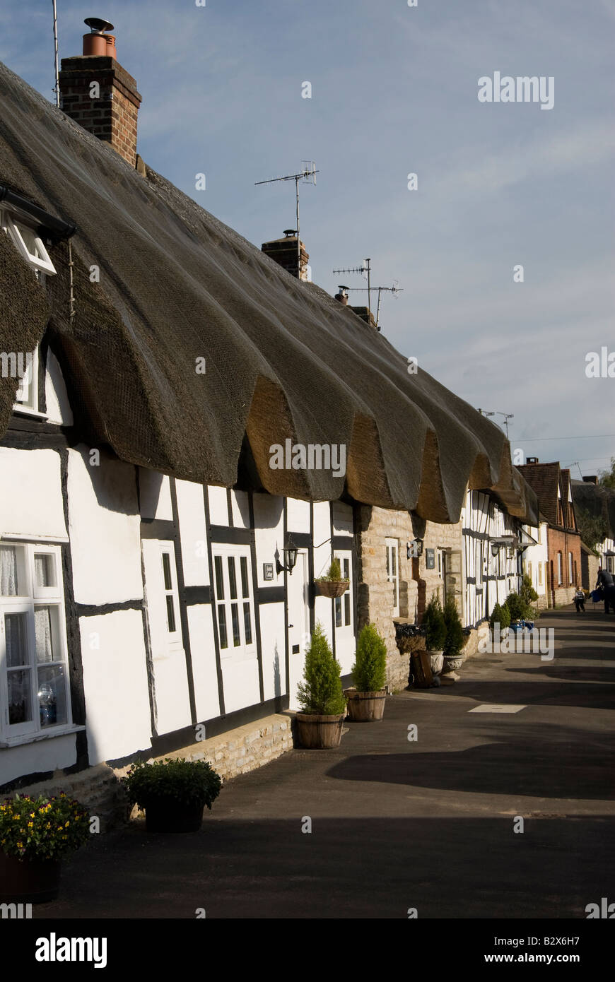 Thatched black and white timbered cottages in Offenham High Street ...