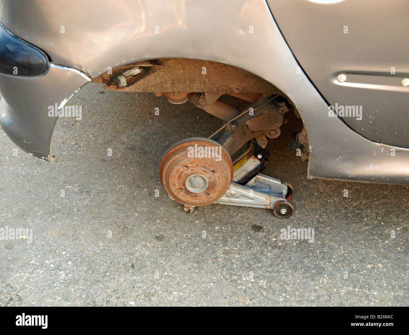 Havanna Vieja, old city, wheel missing Stock Photo - Alamy
