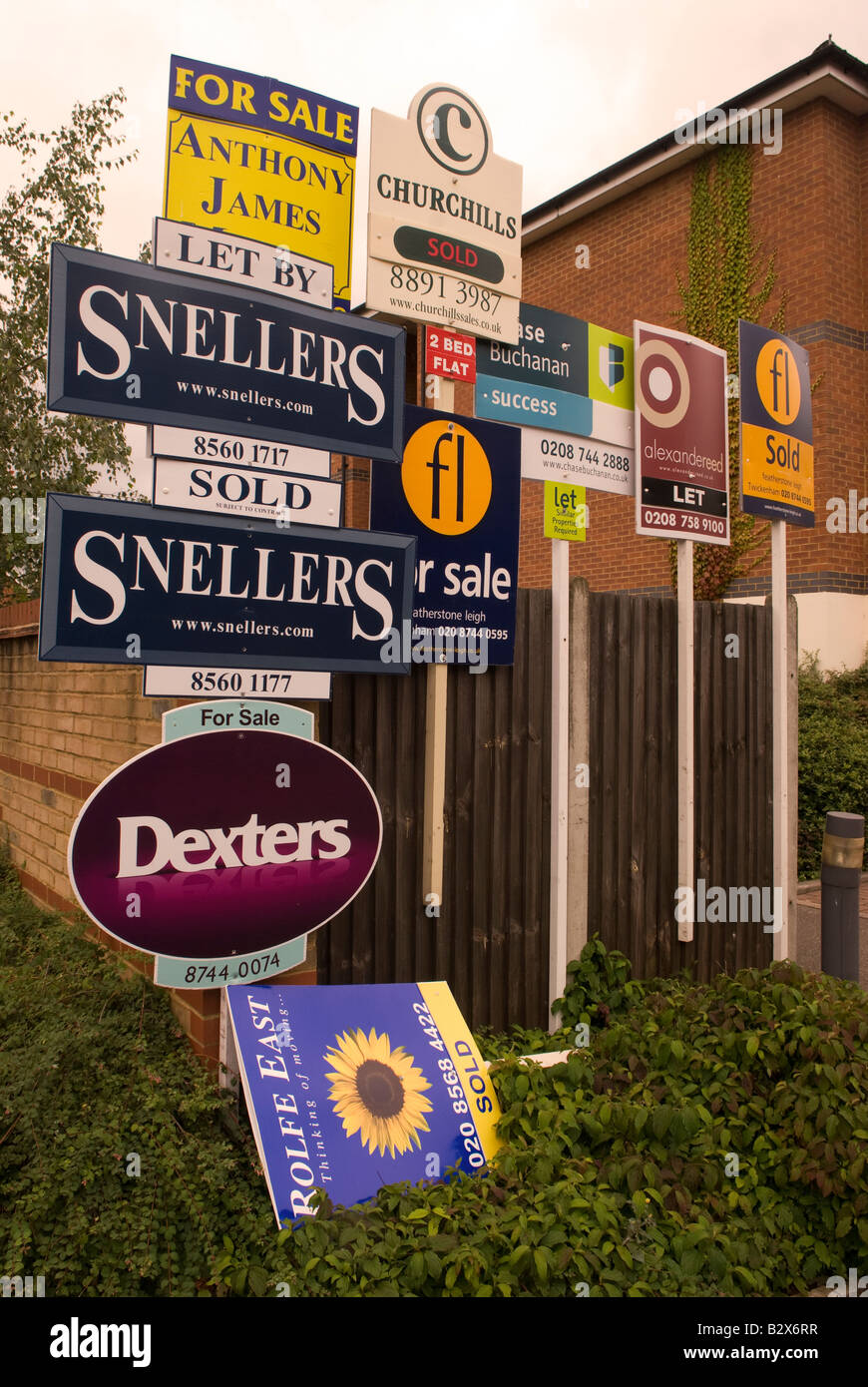 Estate agent boards hi-res stock photography and images - Alamy
