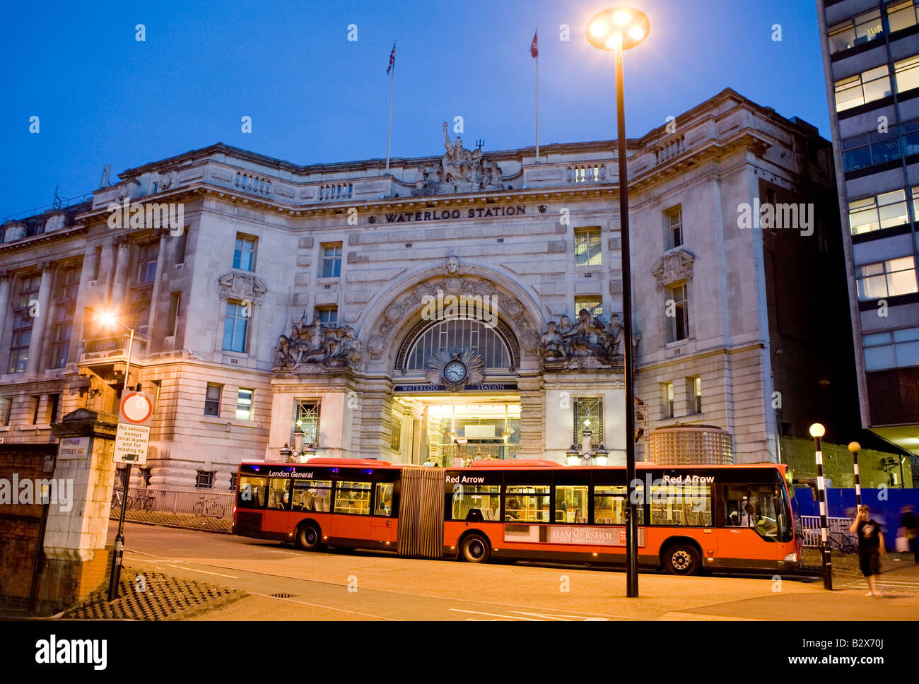 Bus outside waterloo station hi-res stock photography and images - Alamy