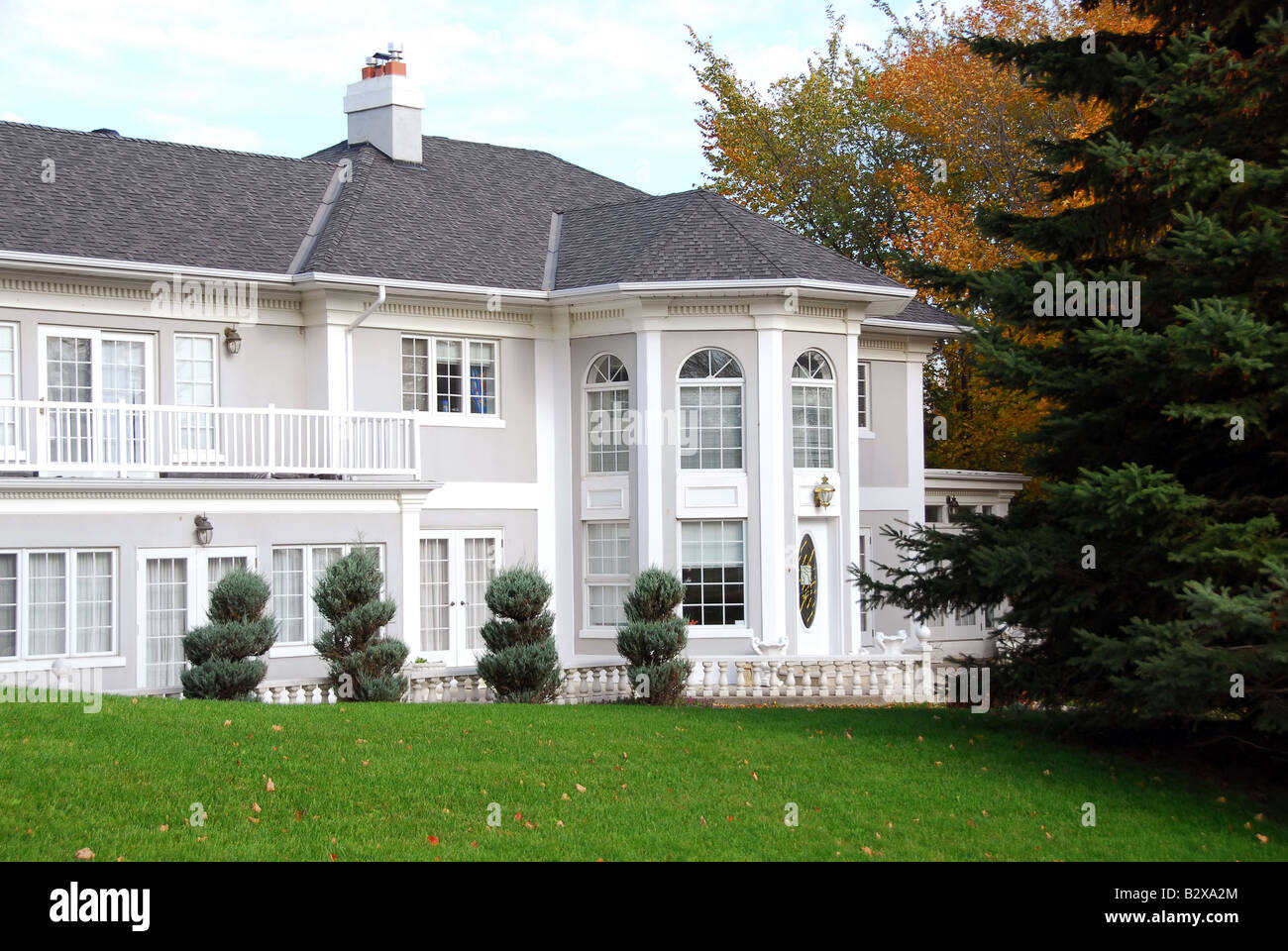 White mansion hi-res stock photography and images - Alamy