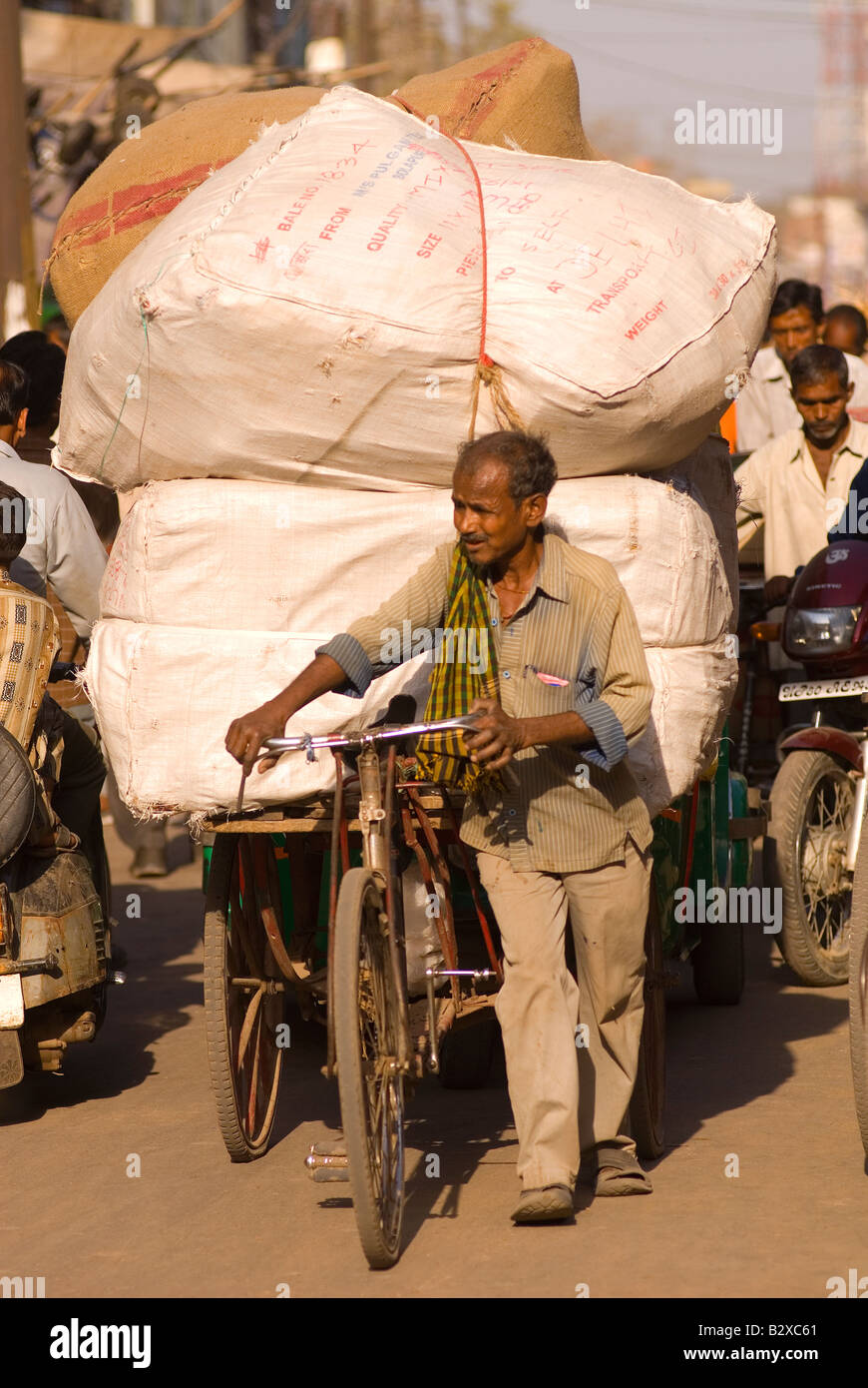 Busy agra street scene uttar hi-res stock photography and images - Alamy