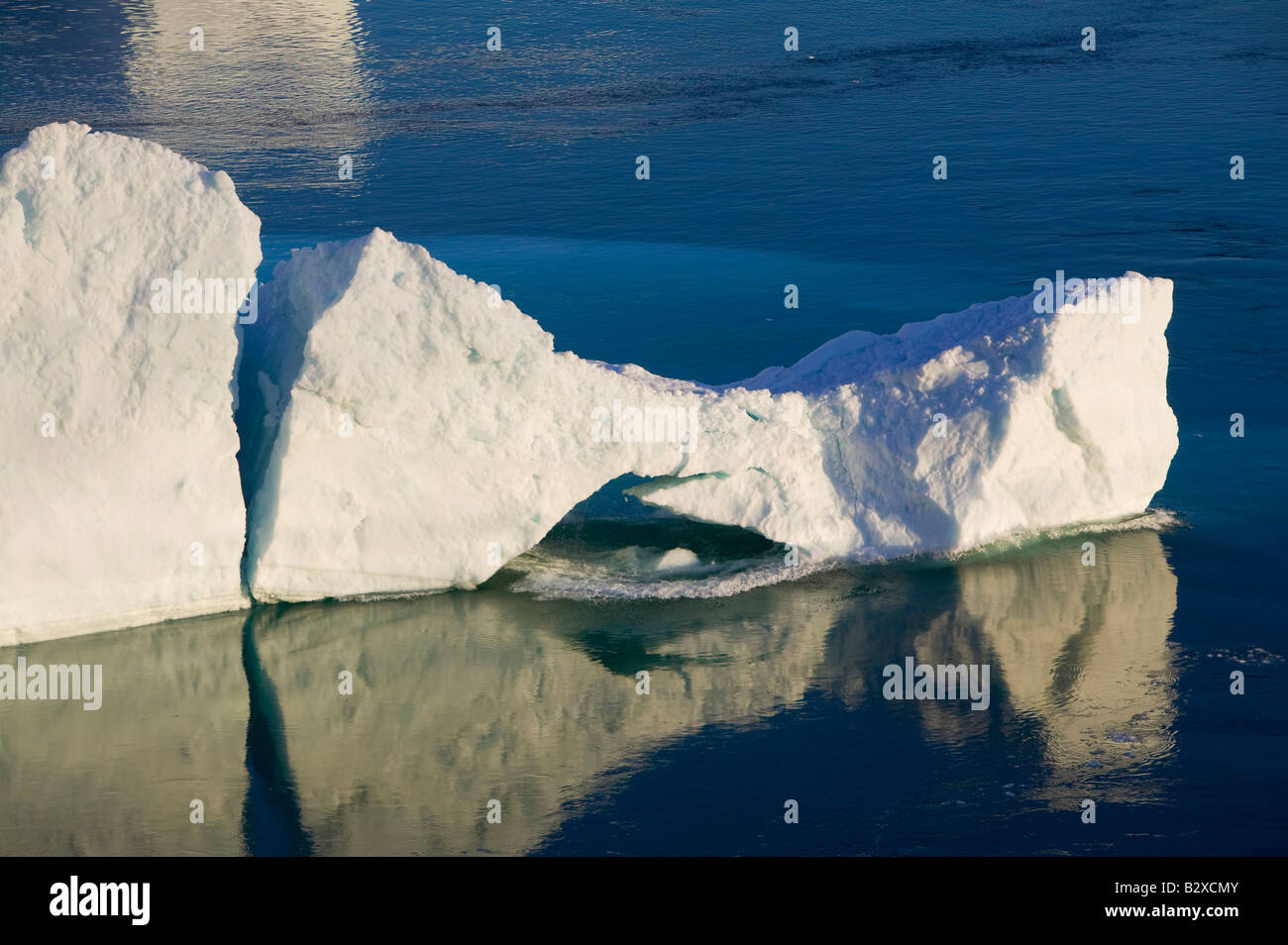 Collapsing ice sheet hi-res stock photography and images - Alamy
