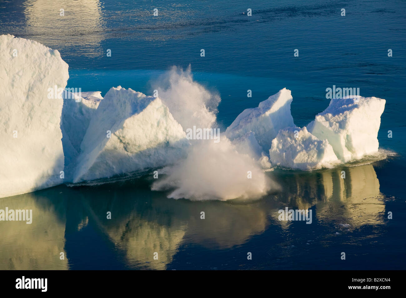 Collapsing ice sheet hi-res stock photography and images - Alamy