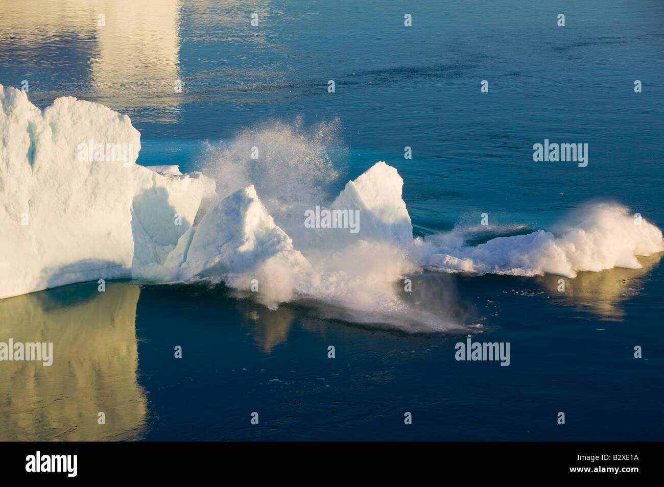 Collapsing ice sheet hi-res stock photography and images - Alamy