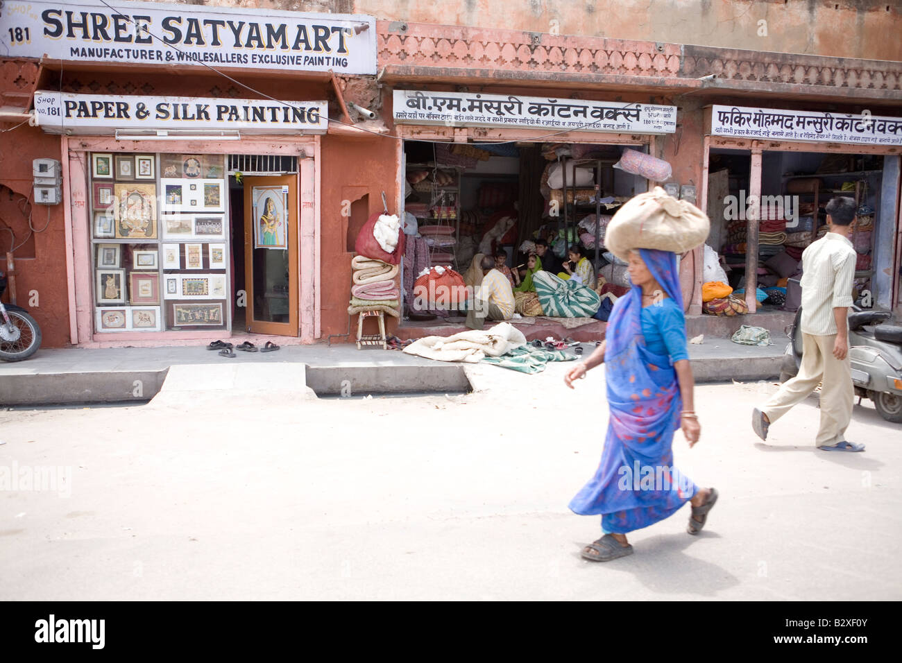 Indian woman carrying load on head, Jaipur, Rajasthan, India Stock ...