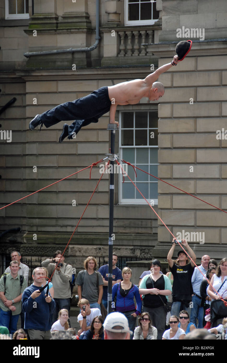 Crowd watching street performer hi-res stock photography and images - Alamy