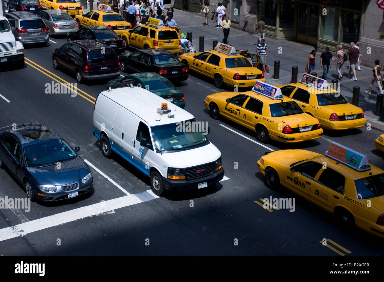 Con edison truck hi-res stock photography and images - Alamy