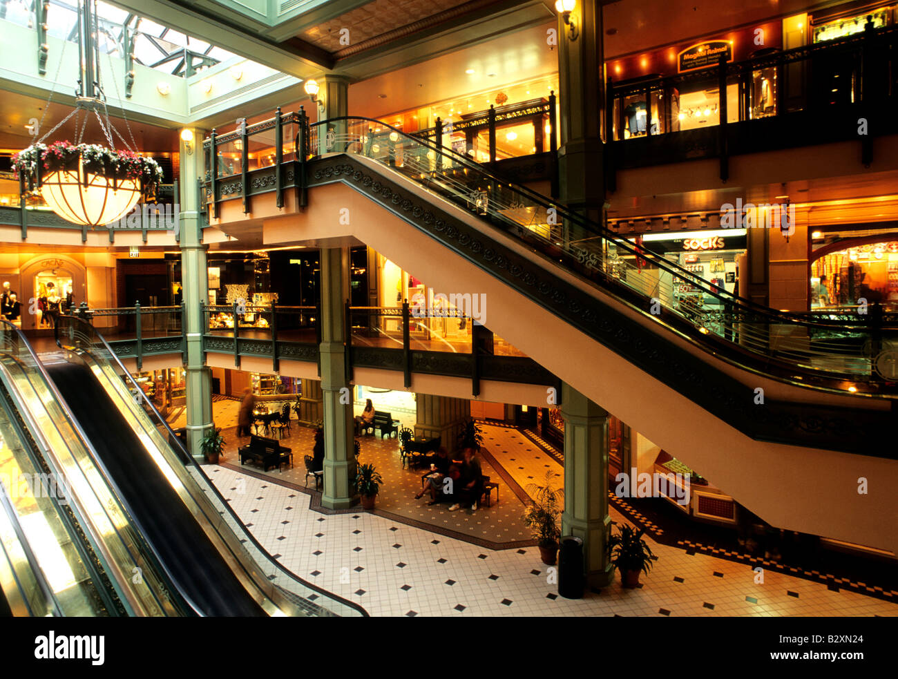 Washington dc union station shops hi-res stock photography and images ...