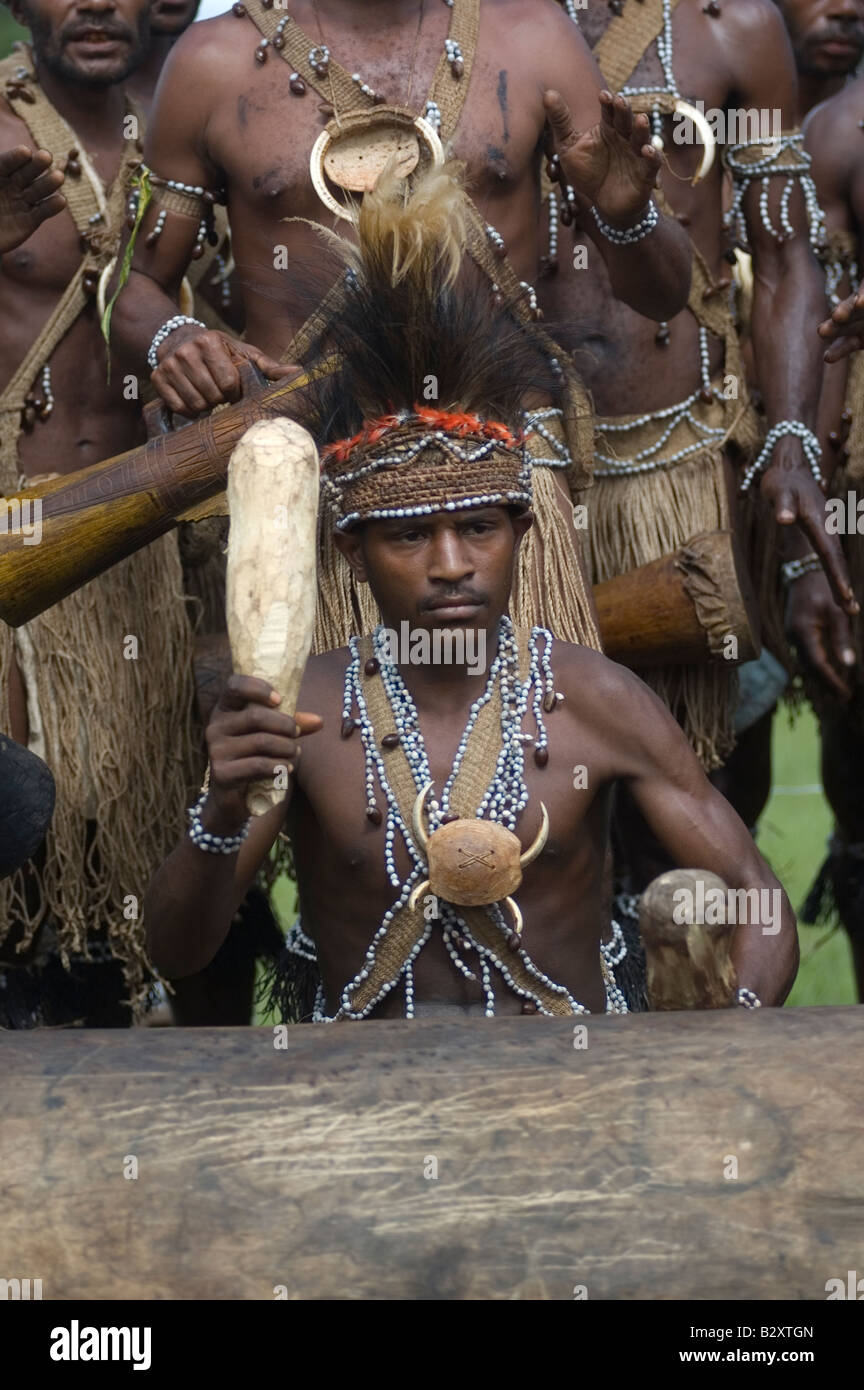 Papua new guinea men talking hi-res stock photography and images - Alamy