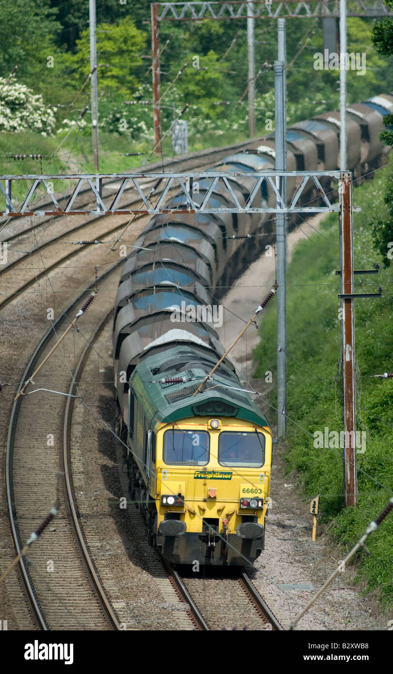 class 66 locomotive in freightliner livery hauling aggregates through ...