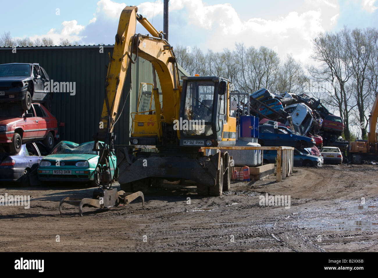 Car scrapyard, uk hi-res stock photography and images - Alamy