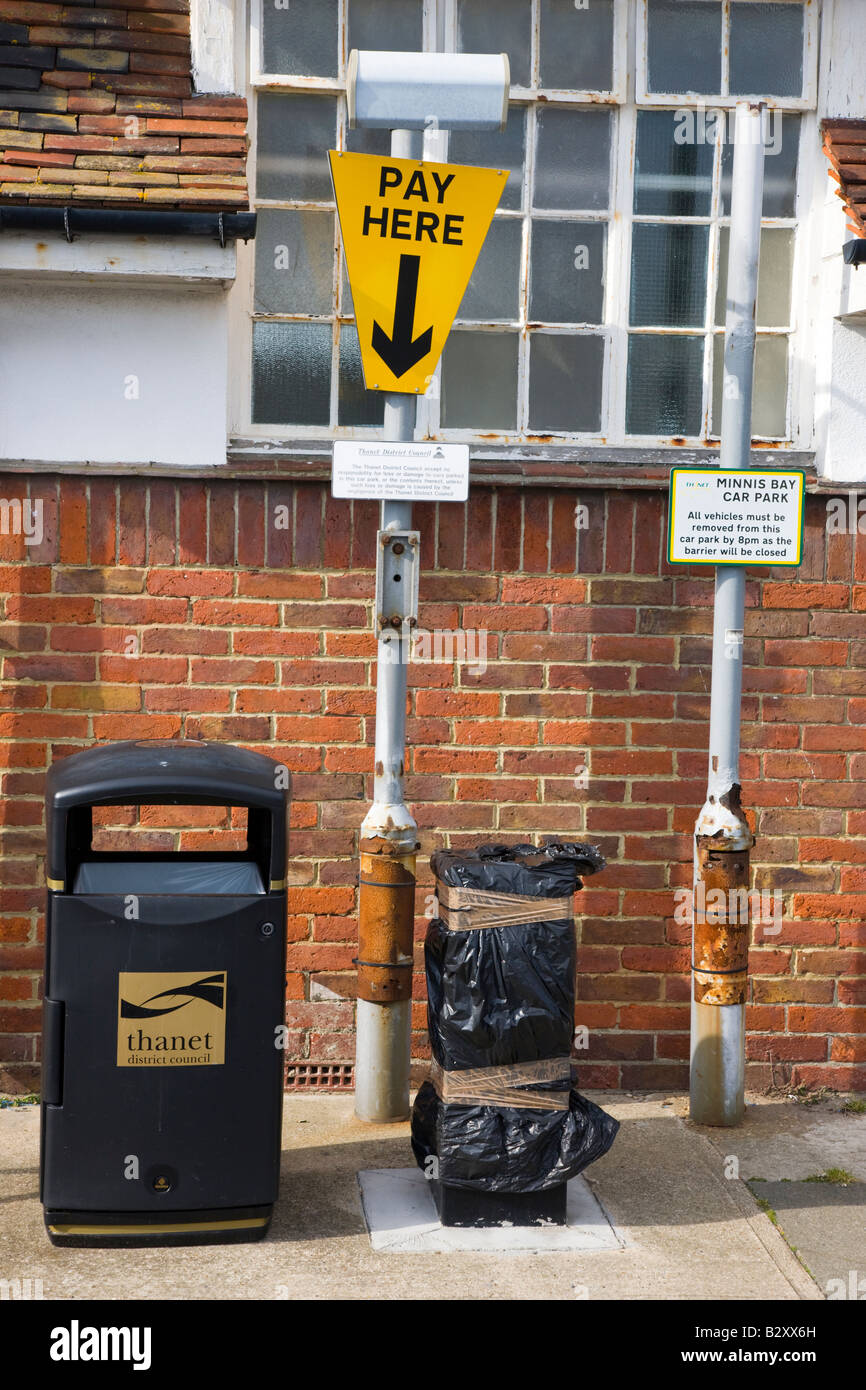 Public litter bin hi-res stock photography and images - Alamy