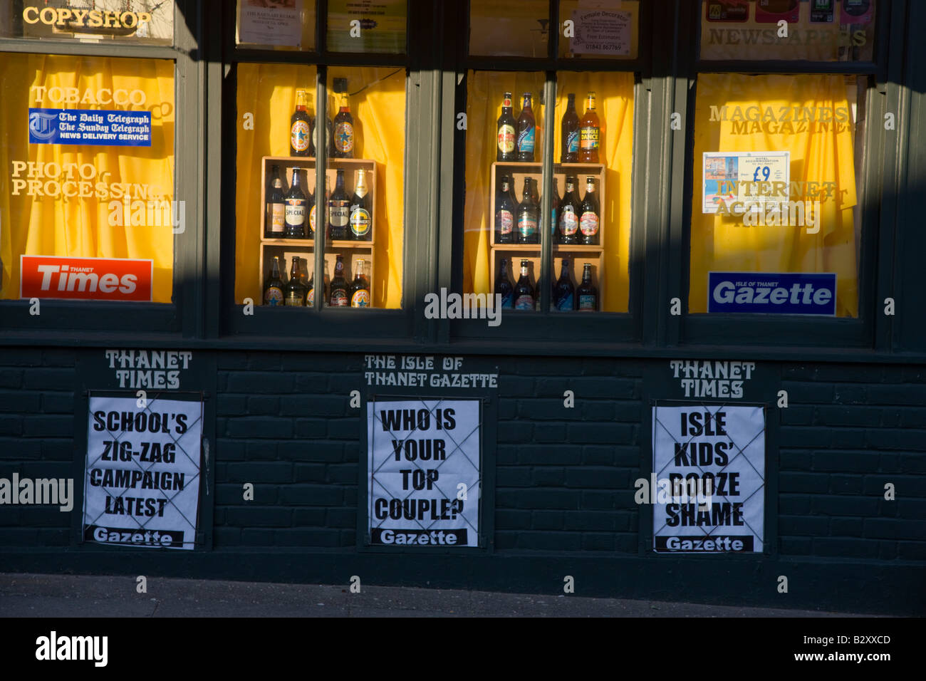 Shop retail shopping newsagents hi-res stock photography and images - Alamy