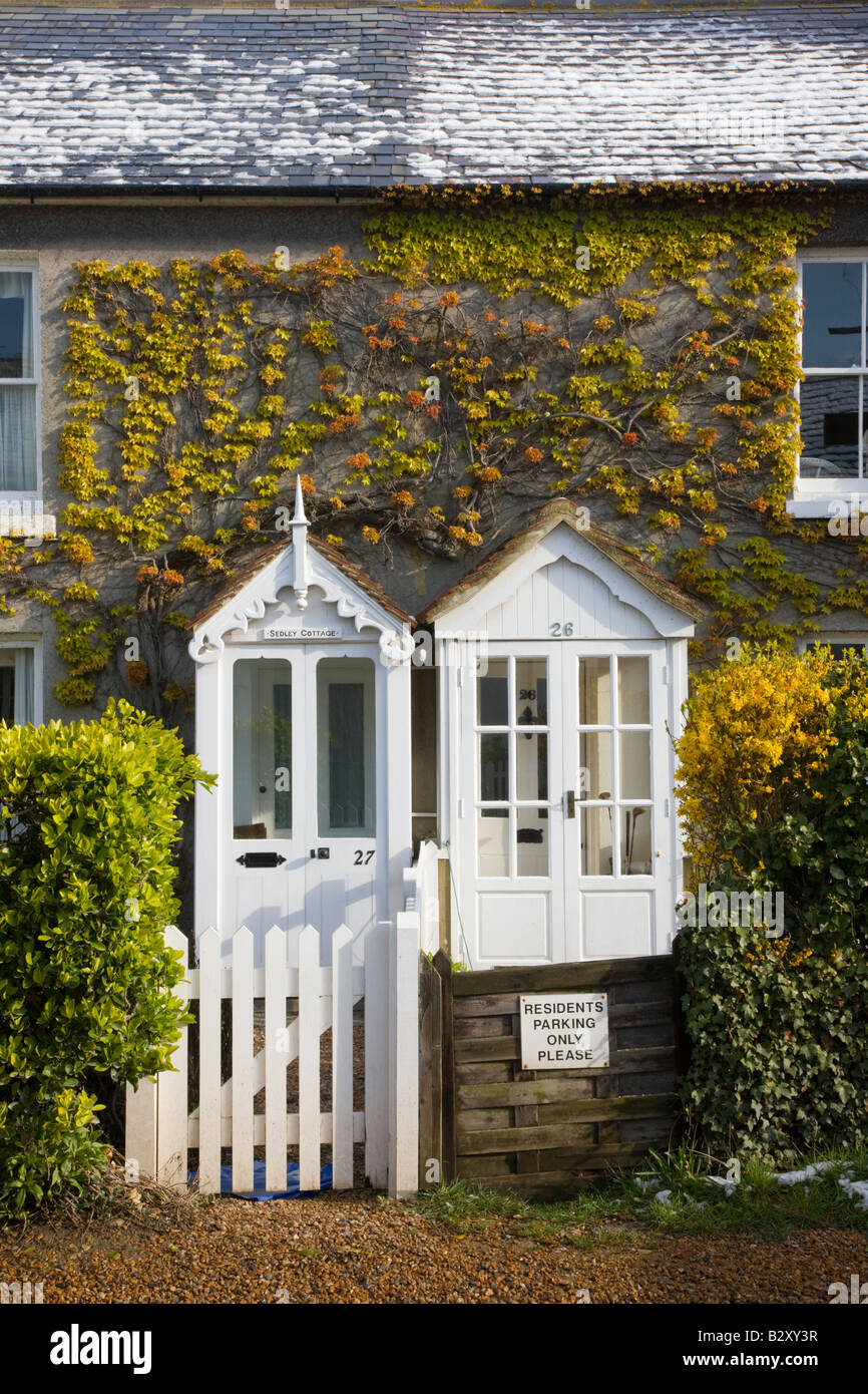 Cottage Style House With Porch - Photos