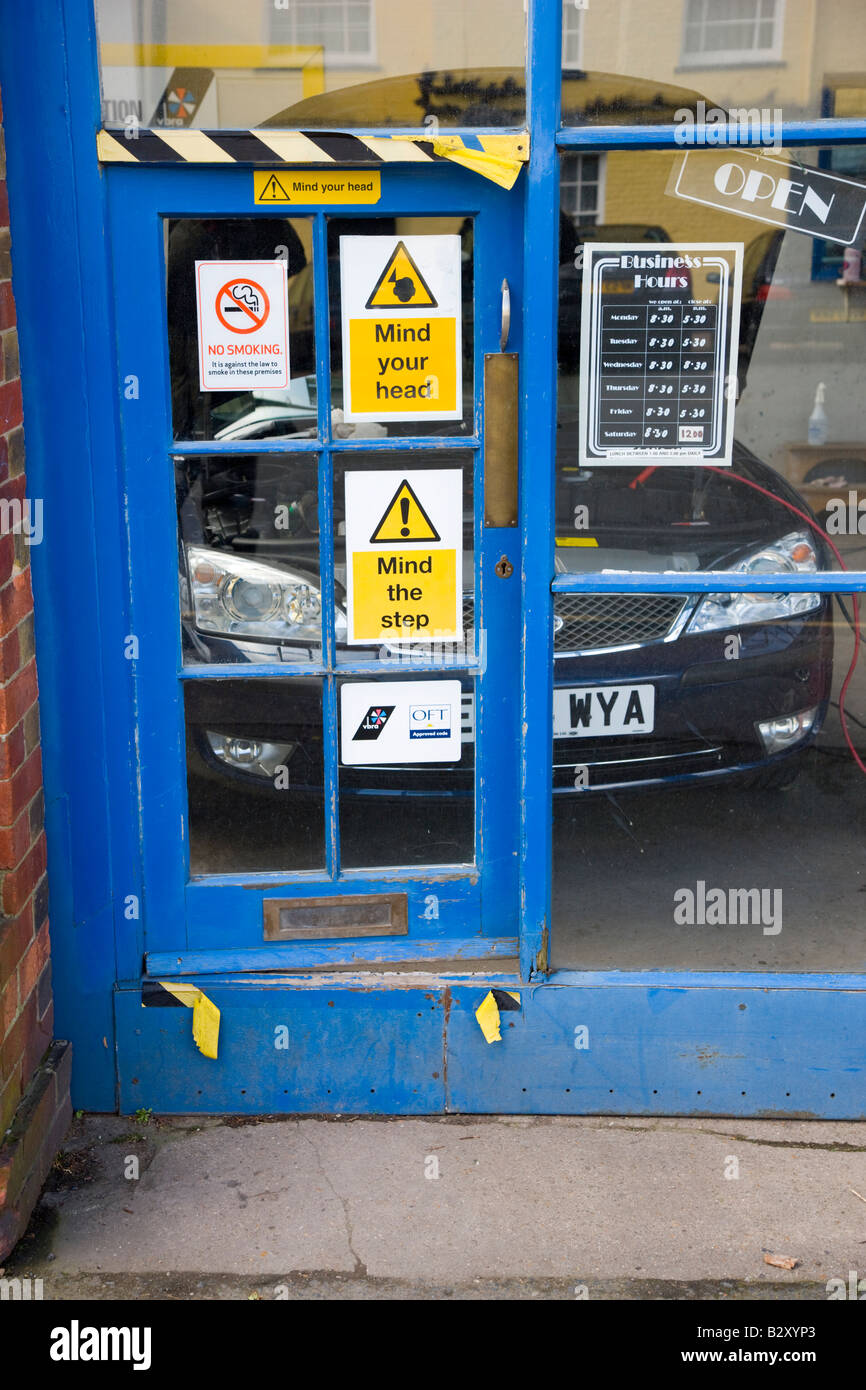 Mind the step signs hi-res stock photography and images - Alamy