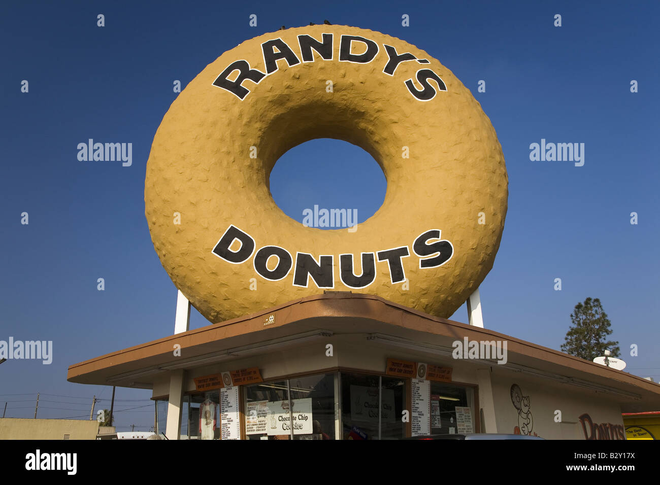 World famous Randy's Donuts near Los Angeles International Airport, Los ...