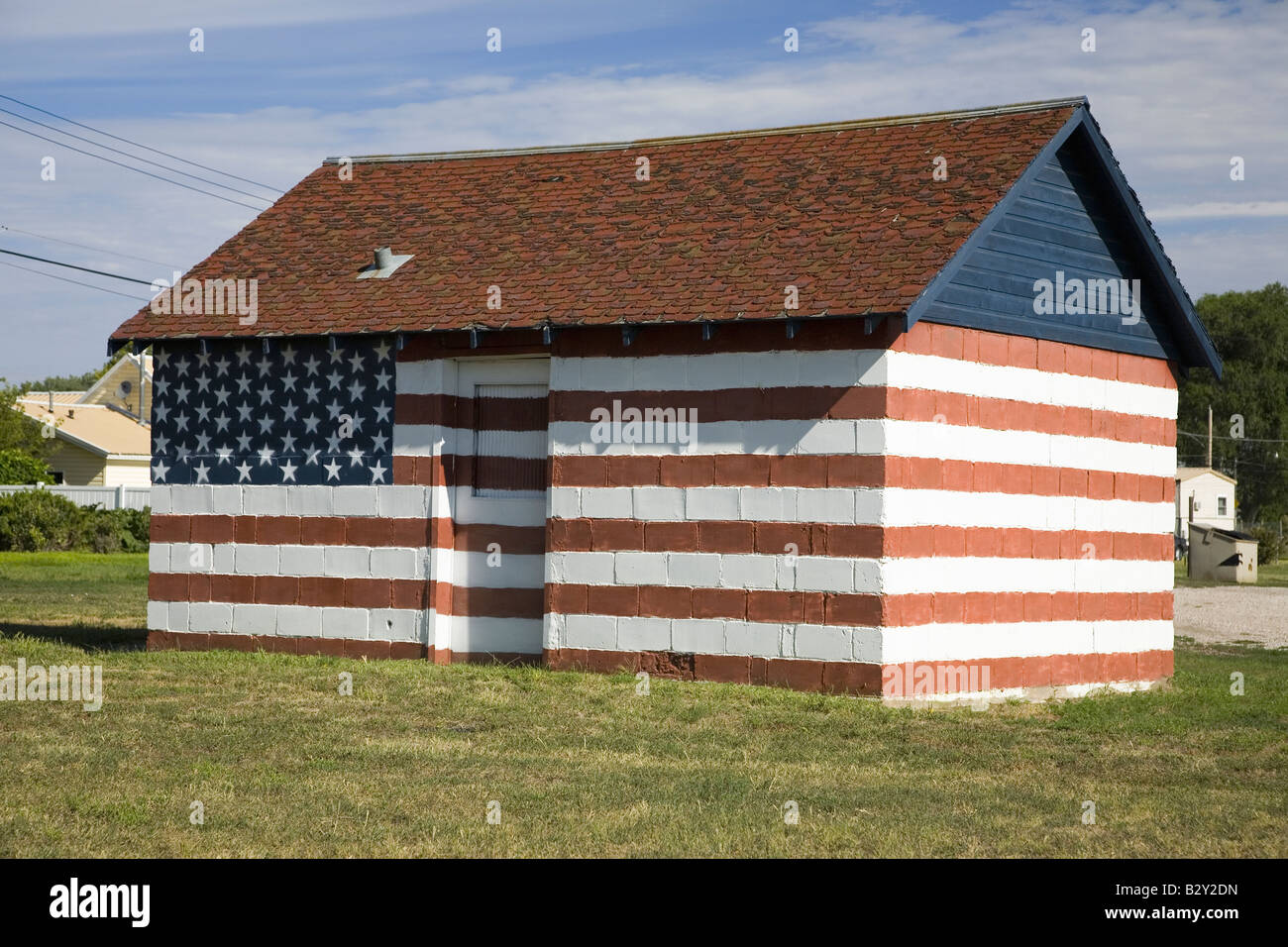 Building with mural painting of the American flag along old Lincoln ...