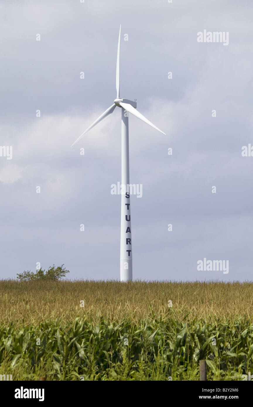 Giant windmill in cornfield in Iowa countryside Stock Photo - Alamy