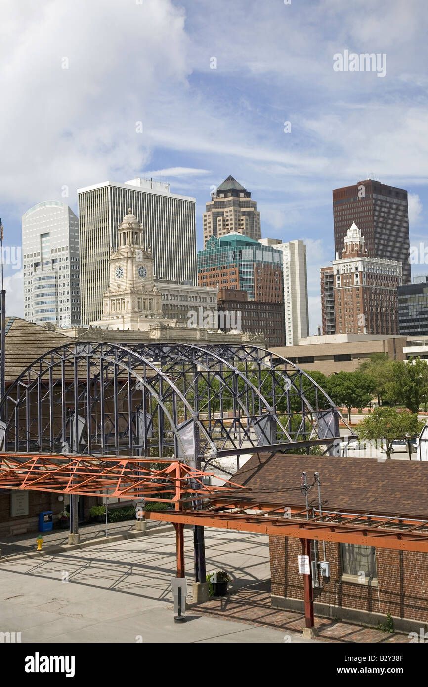 Old Railroad Station framing view of Des Moines skyline, capital of ...