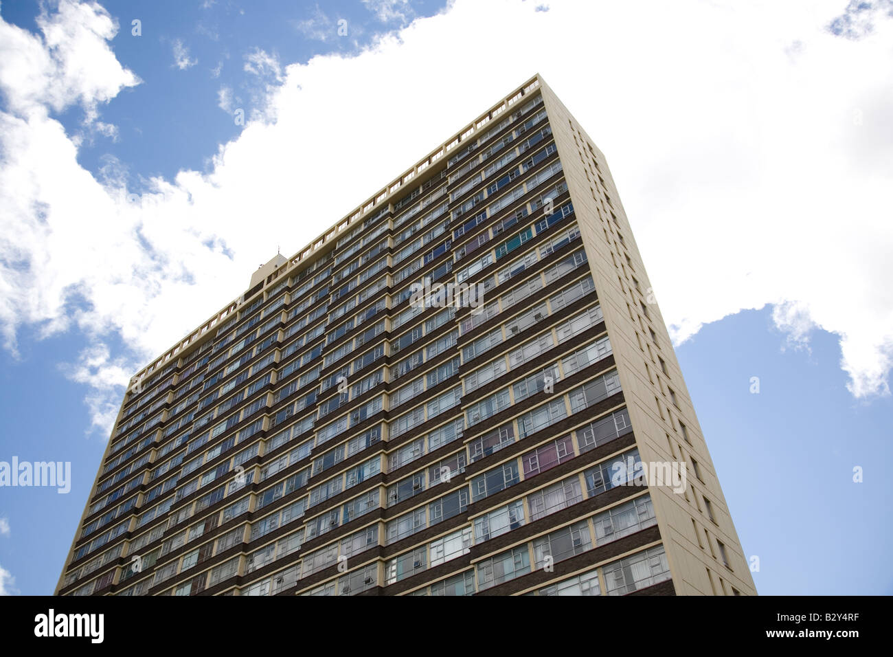 Middle class apartment building hi-res stock photography and images - Alamy