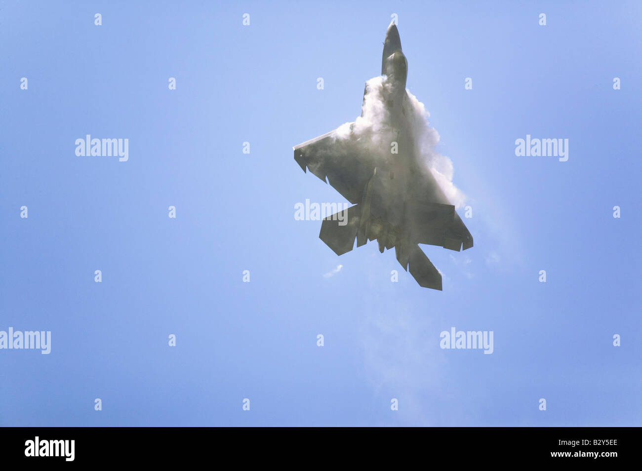 US Air Force F-22A Raptor Jet Fighter making extreme turn at 42nd Naval ...